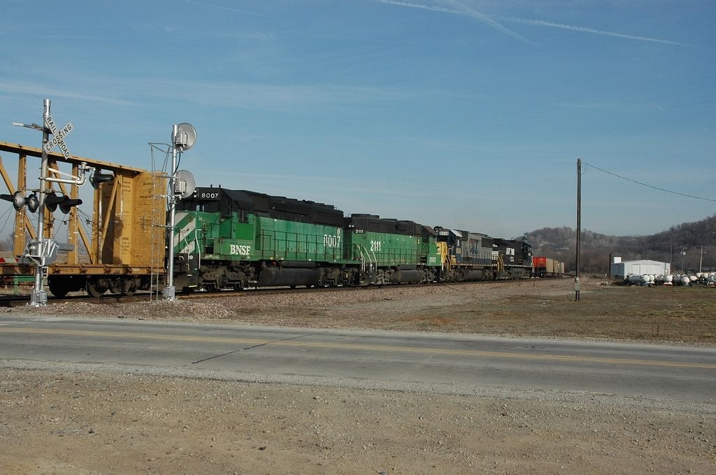 Strange lash-up on BNSF main. Contrails fom KCI.